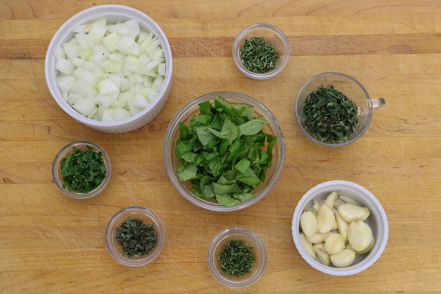 How do you add fresh herbs to tomato sauce?