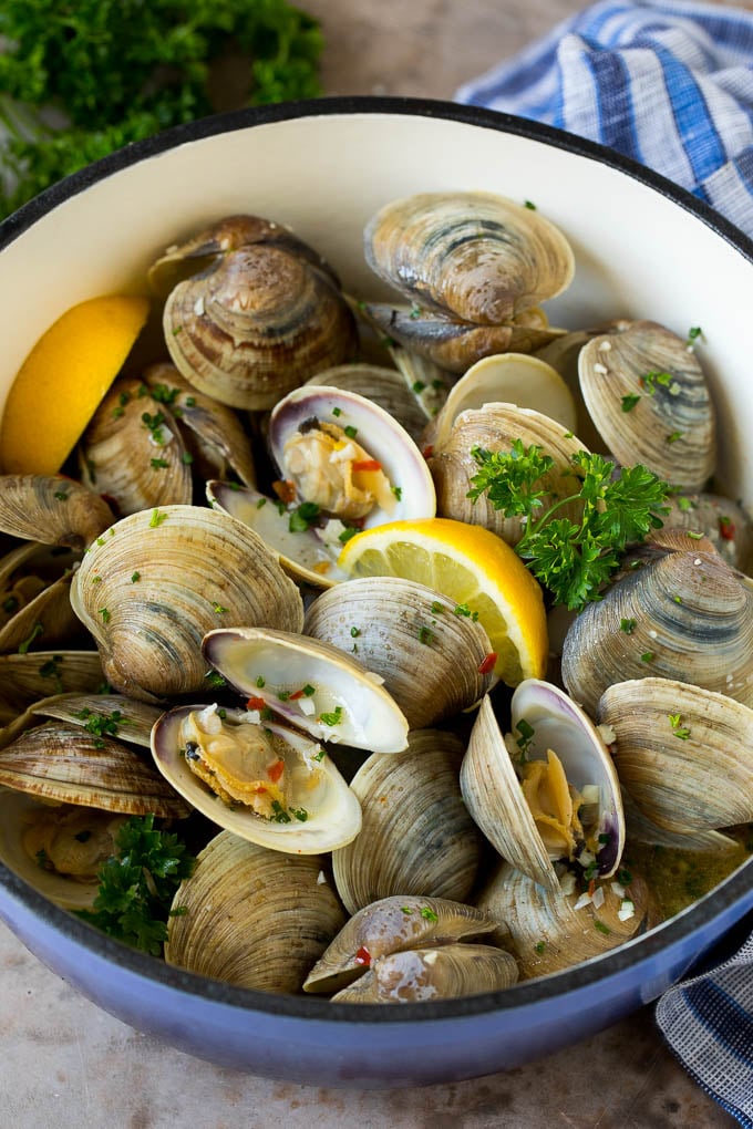 How do you boil clams at home?