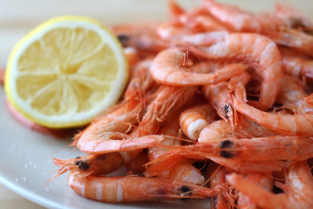 How do you boil whole raw prawns?