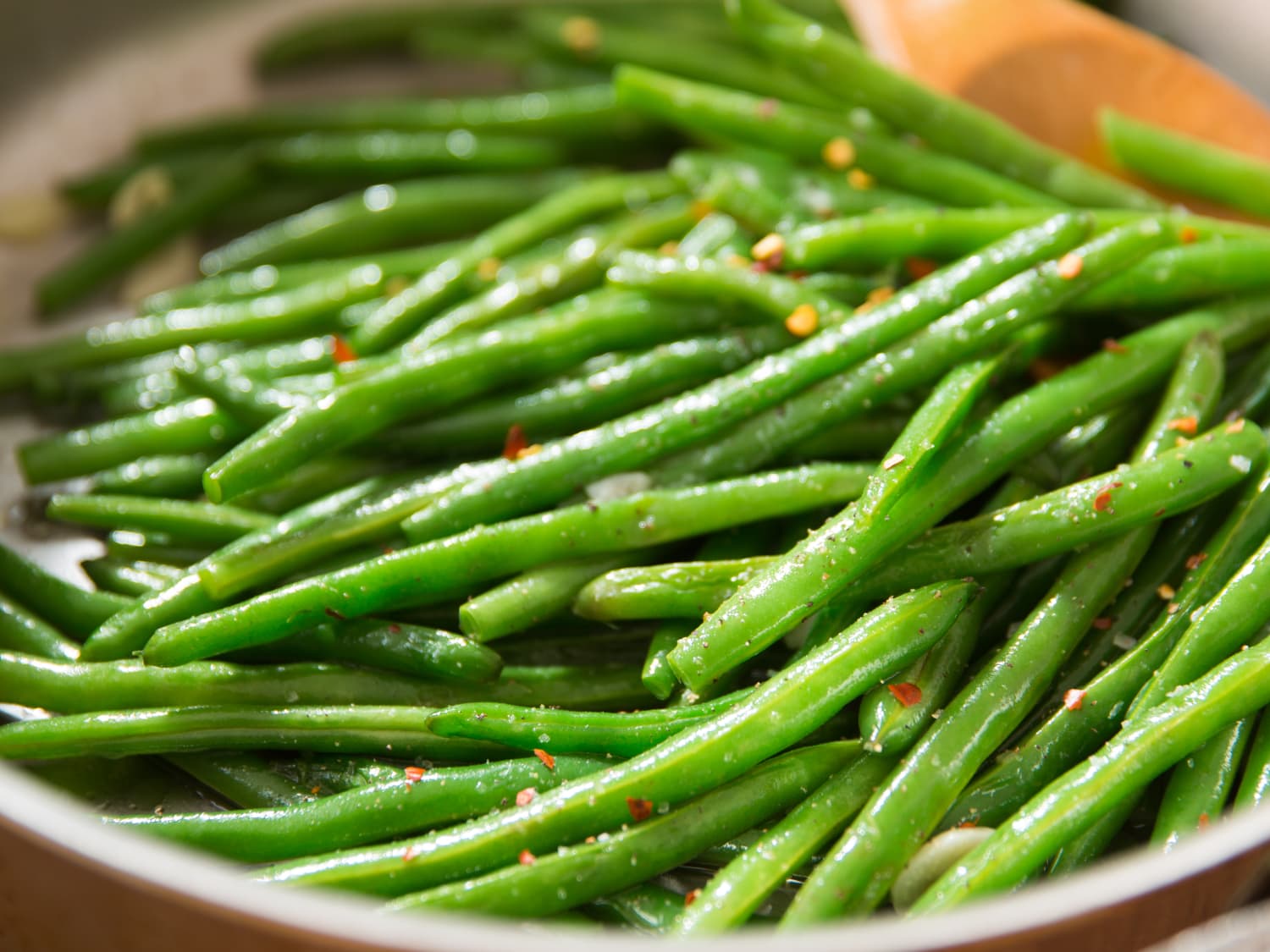 How do you clean and cook fresh green beans?