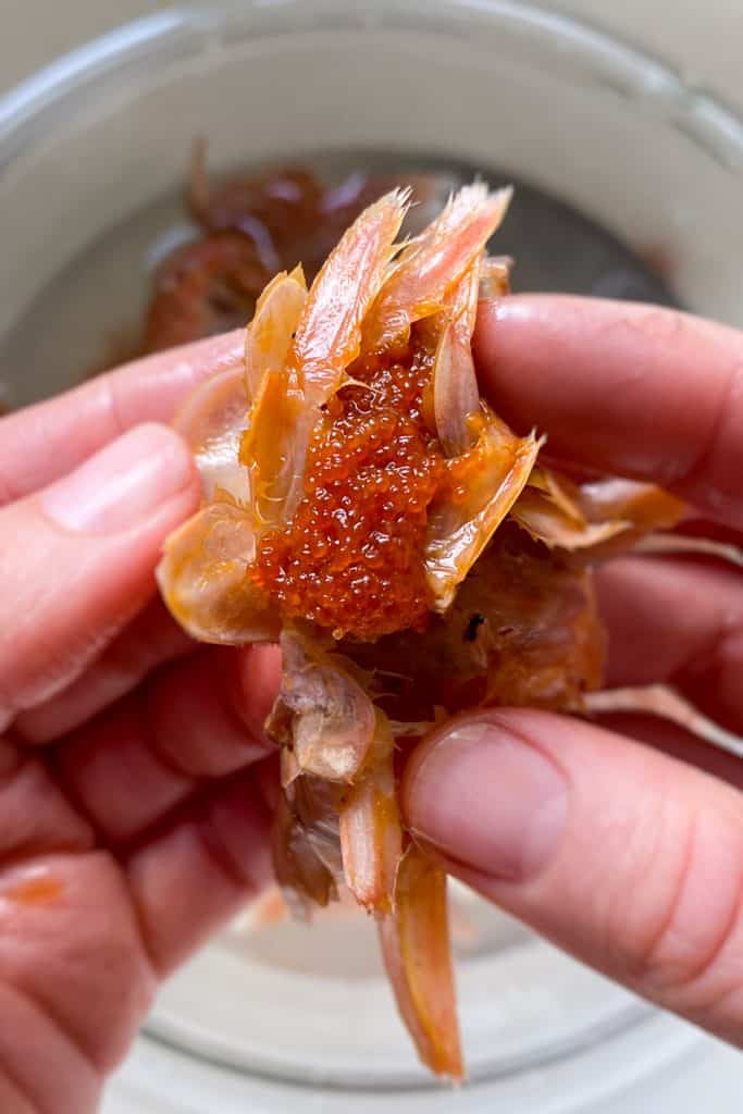 How do you clean roe with spot prawns?