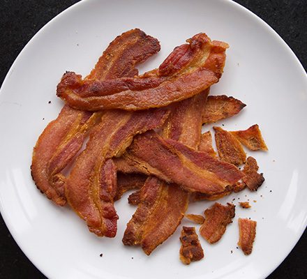 How do you cook bacon crispy?