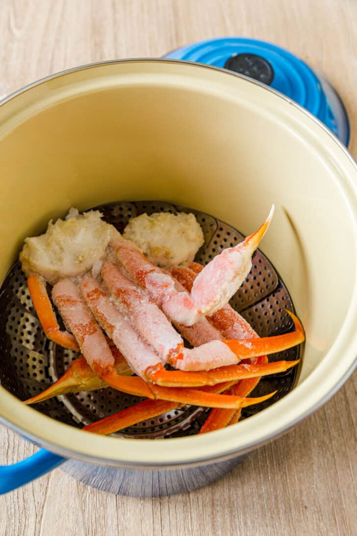 How do you cook crab legs in a steam basket?