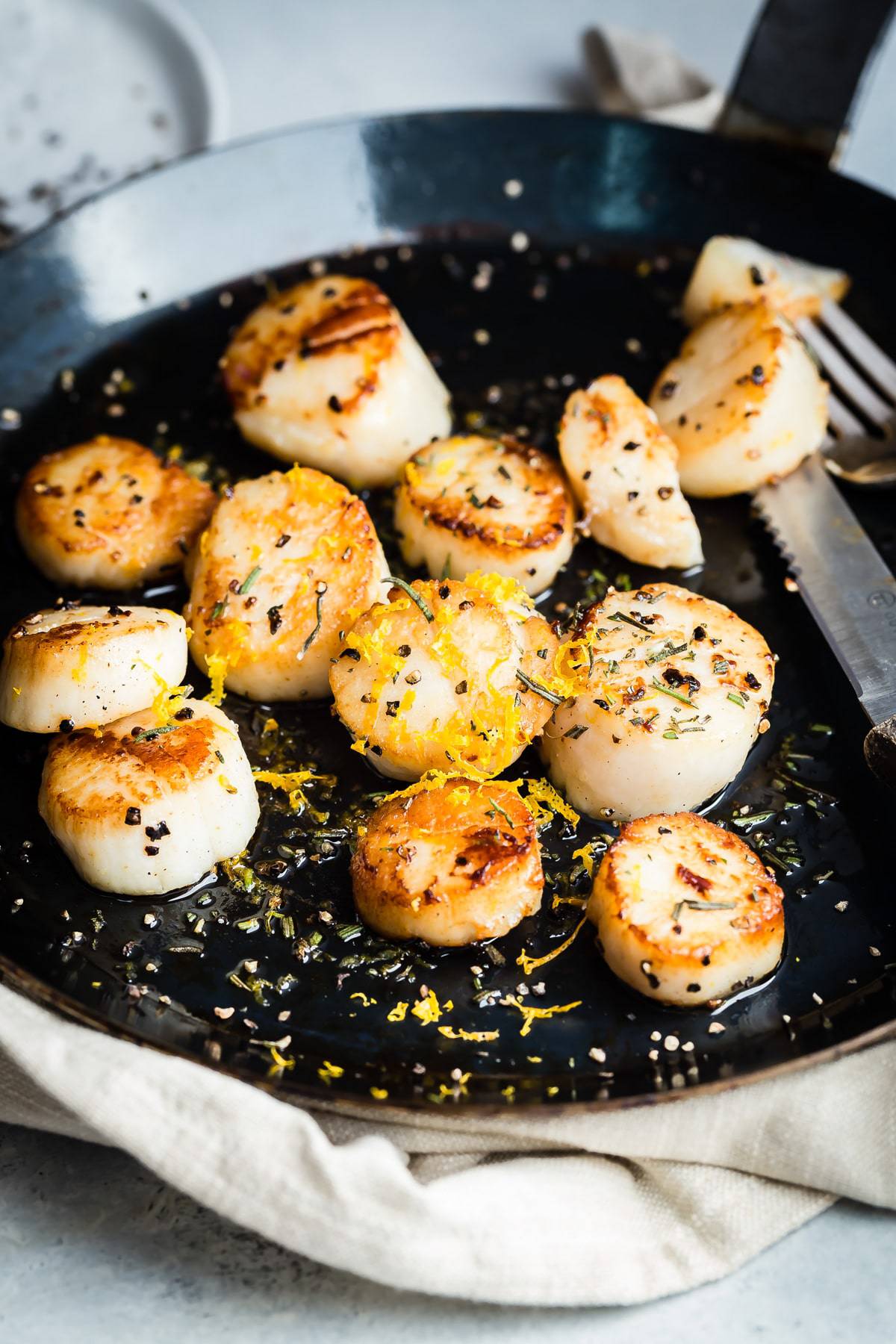 How do you cook defrosted scallops?