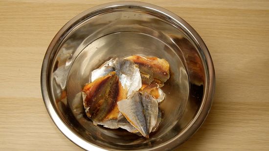 How do you cook dried fish in a bowl?