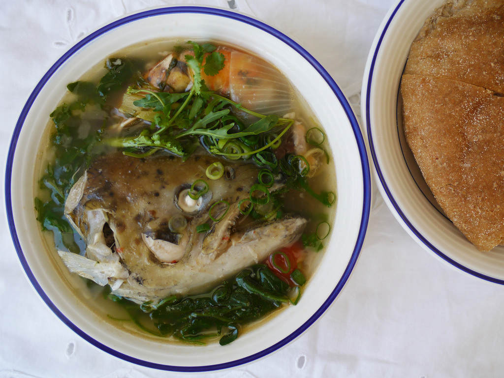 How do you cook fish heads in soup?