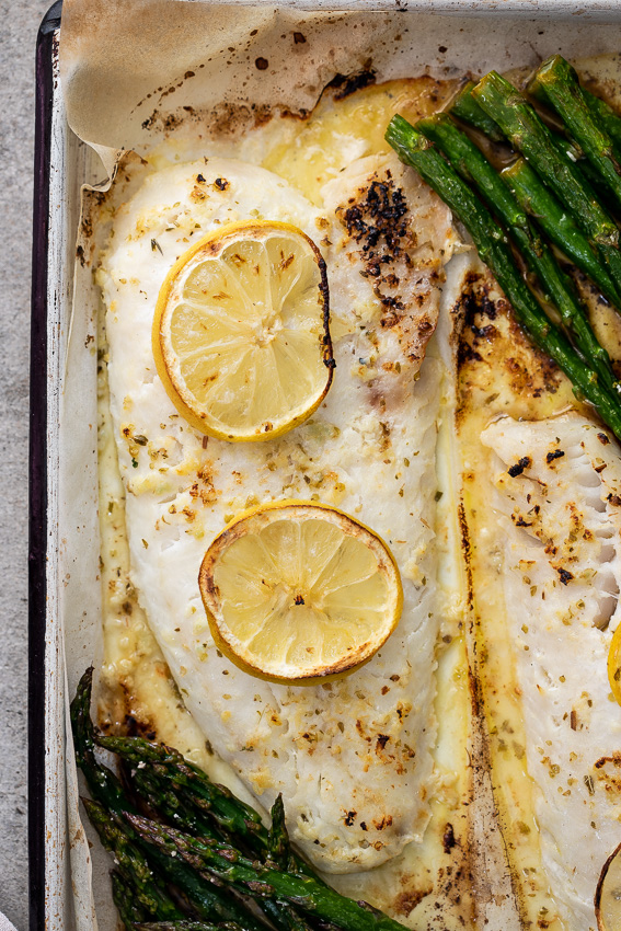 How do you cook fish in the oven with lemon juice?