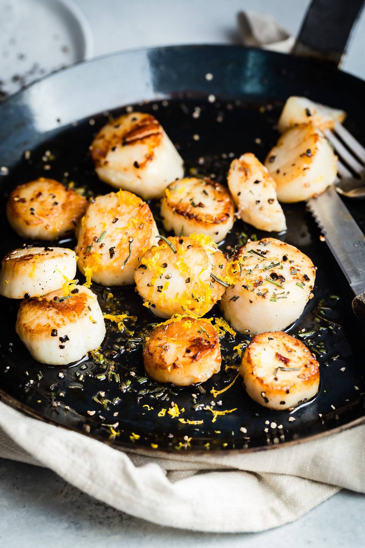 How do you cook frozen giant scallops?