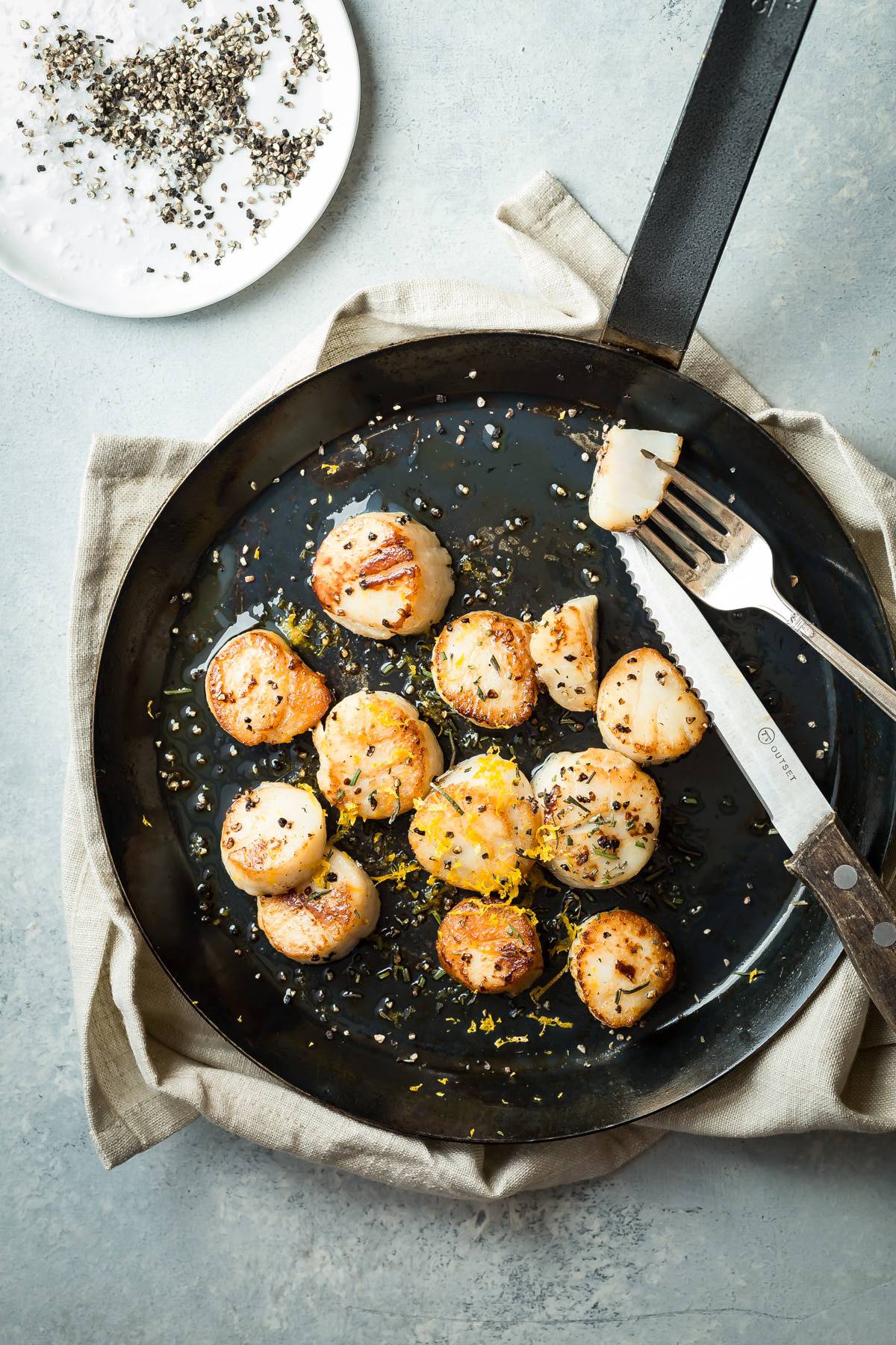 How do you cook frozen scallops in a pan?