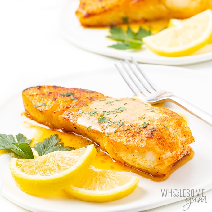 How do you cook halibut in lemon butter sauce?