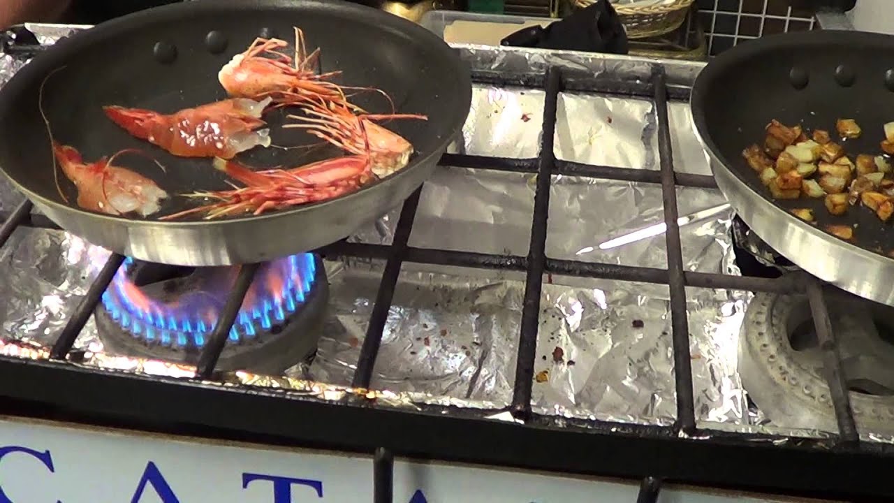 How do you cook live spot prawns?