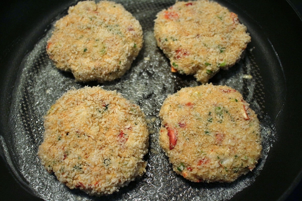 How do you cook lobster cakes in a frying pan?