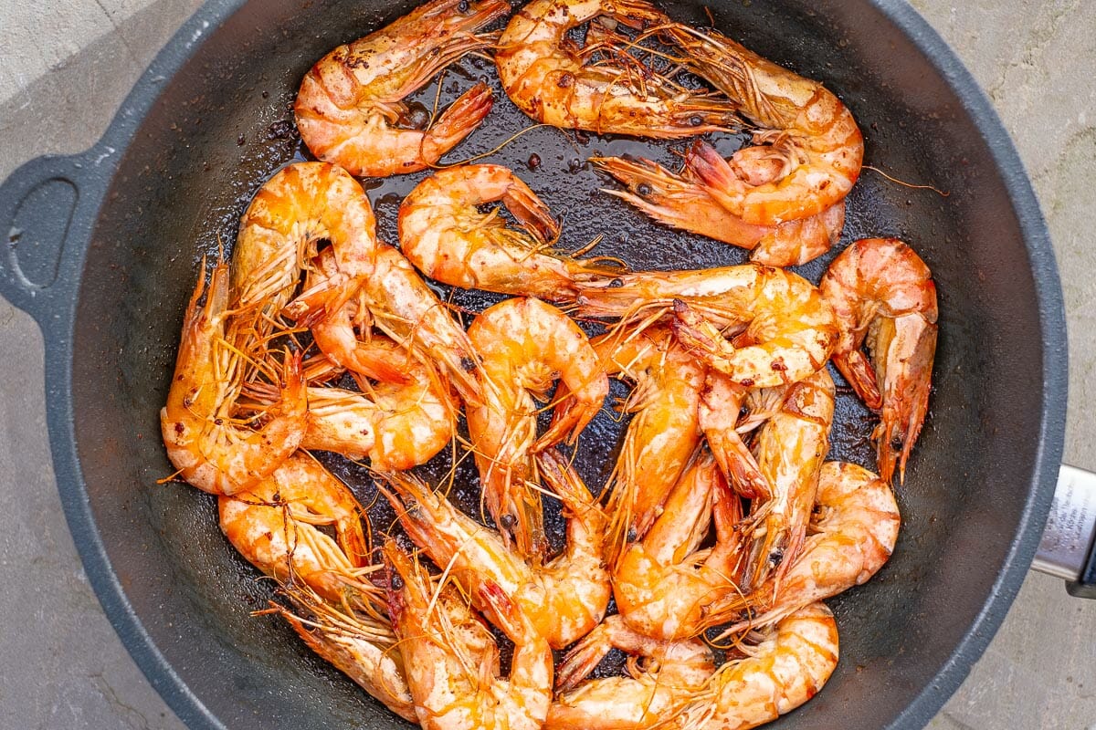 How do you cook prawns in a frying pan?