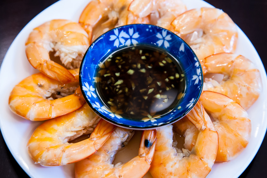 How do you cook prawns in salt water?