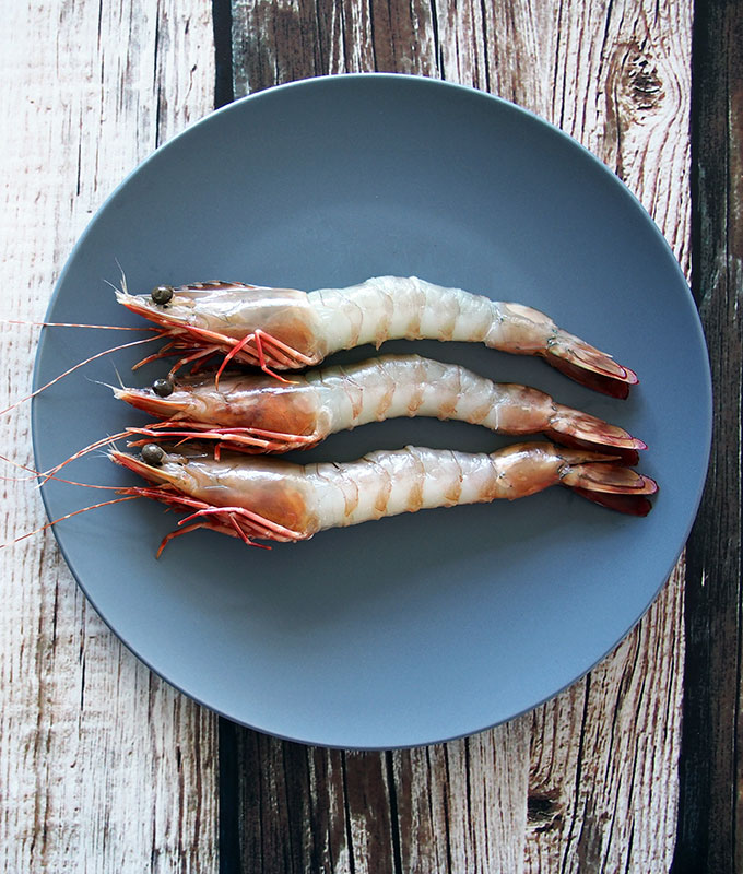 How do you cook prawns so they are straight?