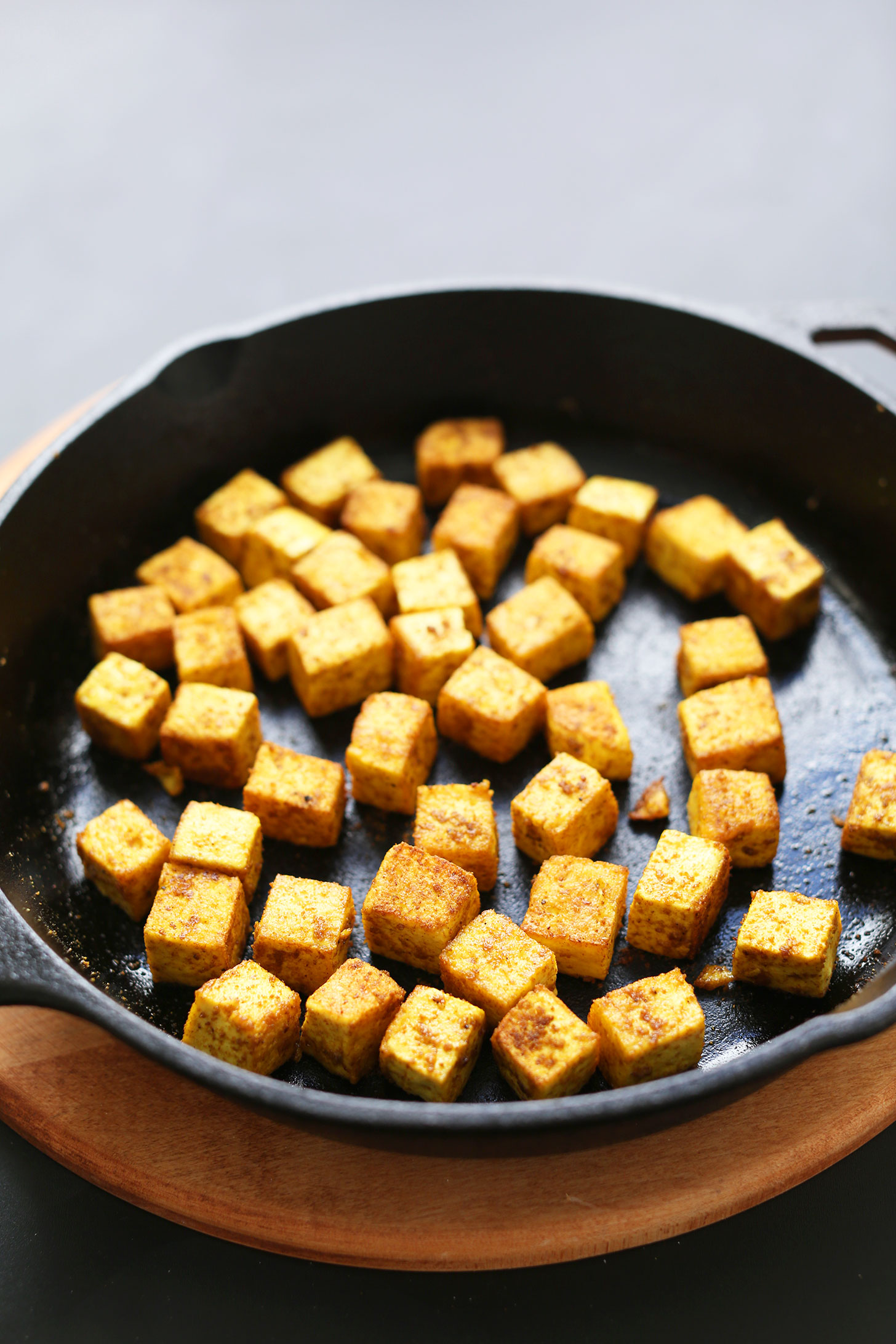 How do you cook tofu cubes in a pan?