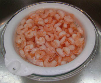 How do you defrost frozen cooked shrimp quickly?