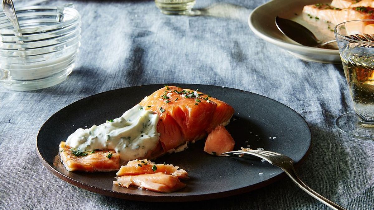 How do you defrost smoked salmon quickly?