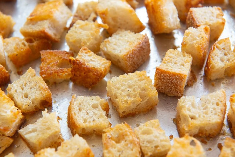 How do you describe croutons?