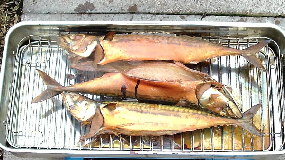 How do you eat a whole smoked mackerel?