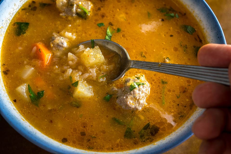 How do you eat albondigas soup with tortillas?