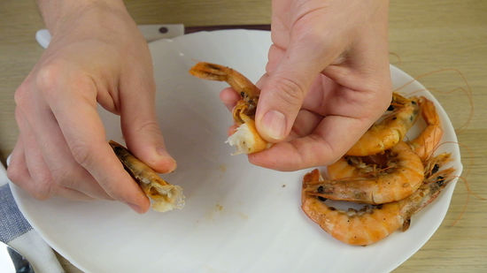 How do you eat cooked peeled prawns?
