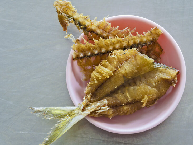 How do you eat fish with spikes?