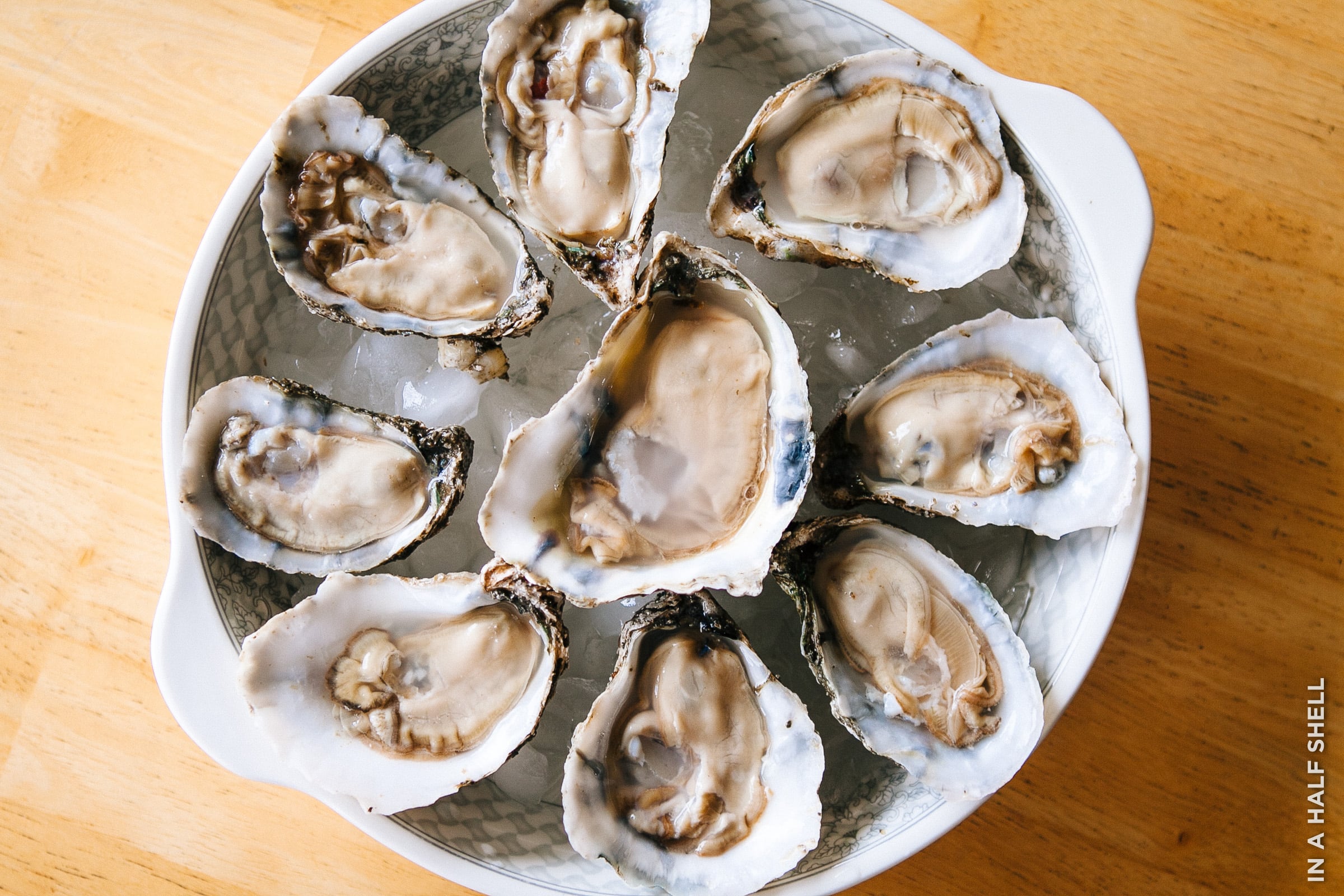 How do you eat live oysters at home?