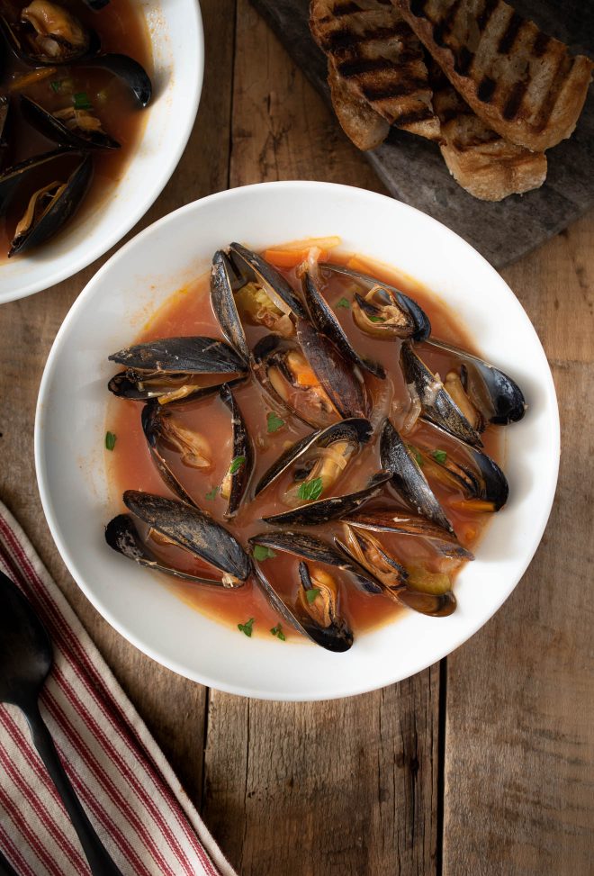 How do you eat mussel soup?