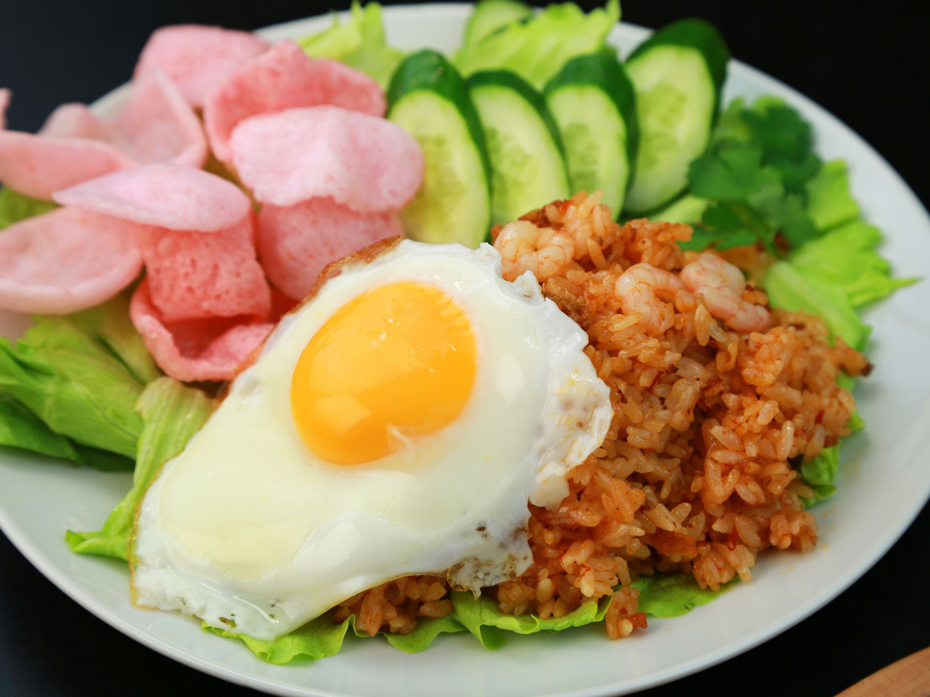 How do you eat nasi goreng?