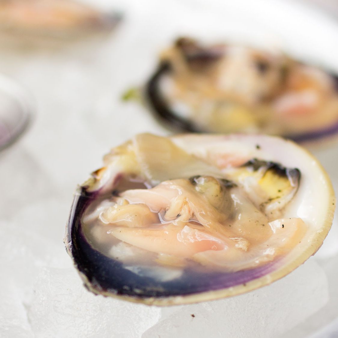 How do you eat raw clams?