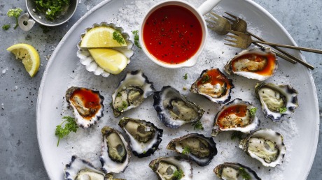 How do you eat raw oysters with hot sauce?