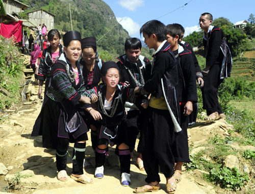 How do you get married in Hmong?
