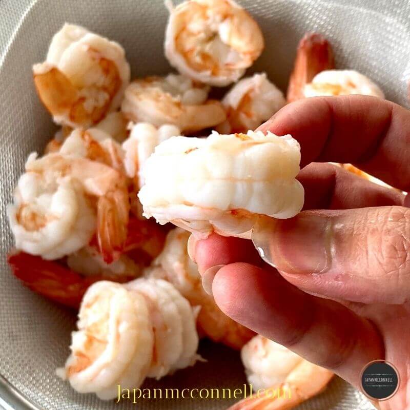 How do you get the fishy smell out of prawns?
