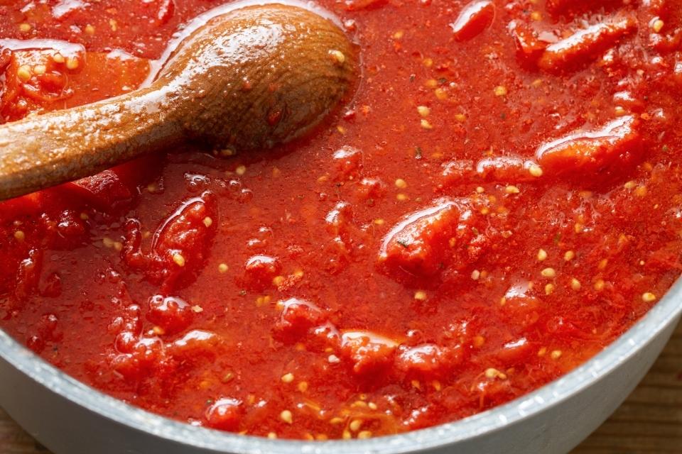 How do you get the tin taste out of tomato sauce?