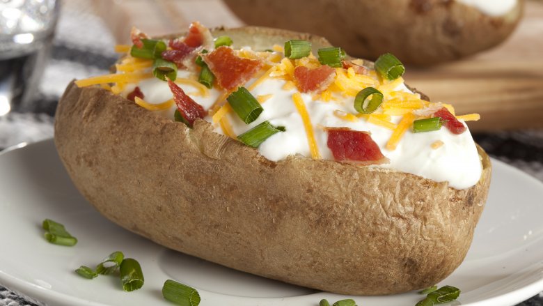 How do you keep a baked potato warm without drying it out?