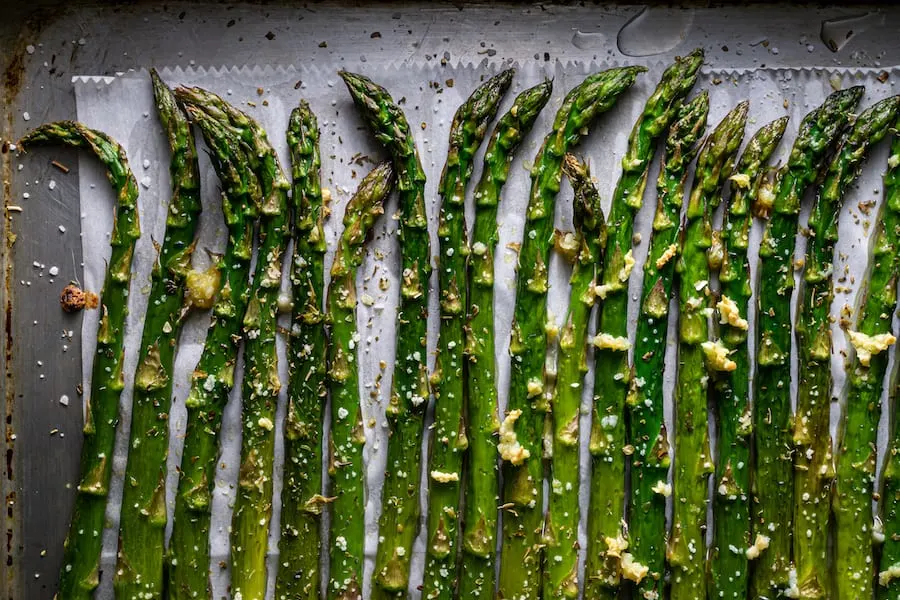 How do you keep asparagus crisp after cooking?