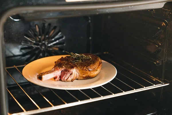 How do you keep beef moist when reheating?