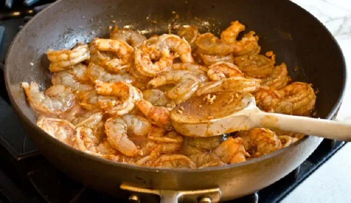 How do you keep cooked shrimp from clumping?