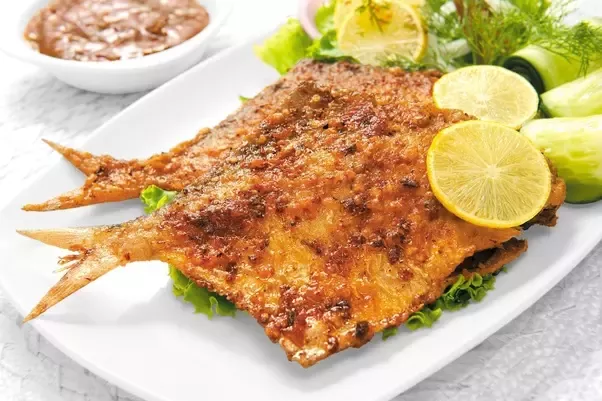 How do you keep fried fish crispy after cooking?