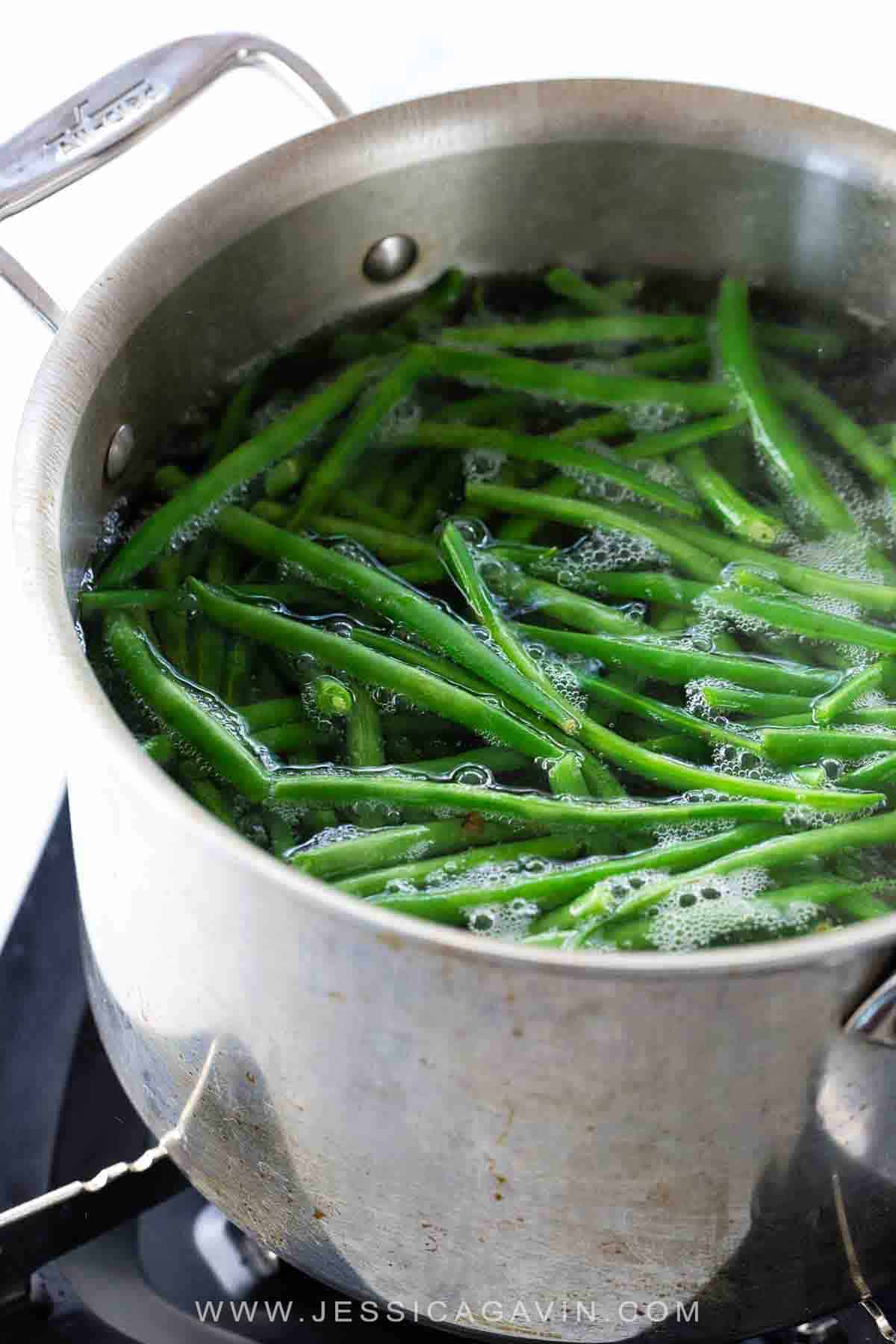 How do you keep green beans green when cooking?