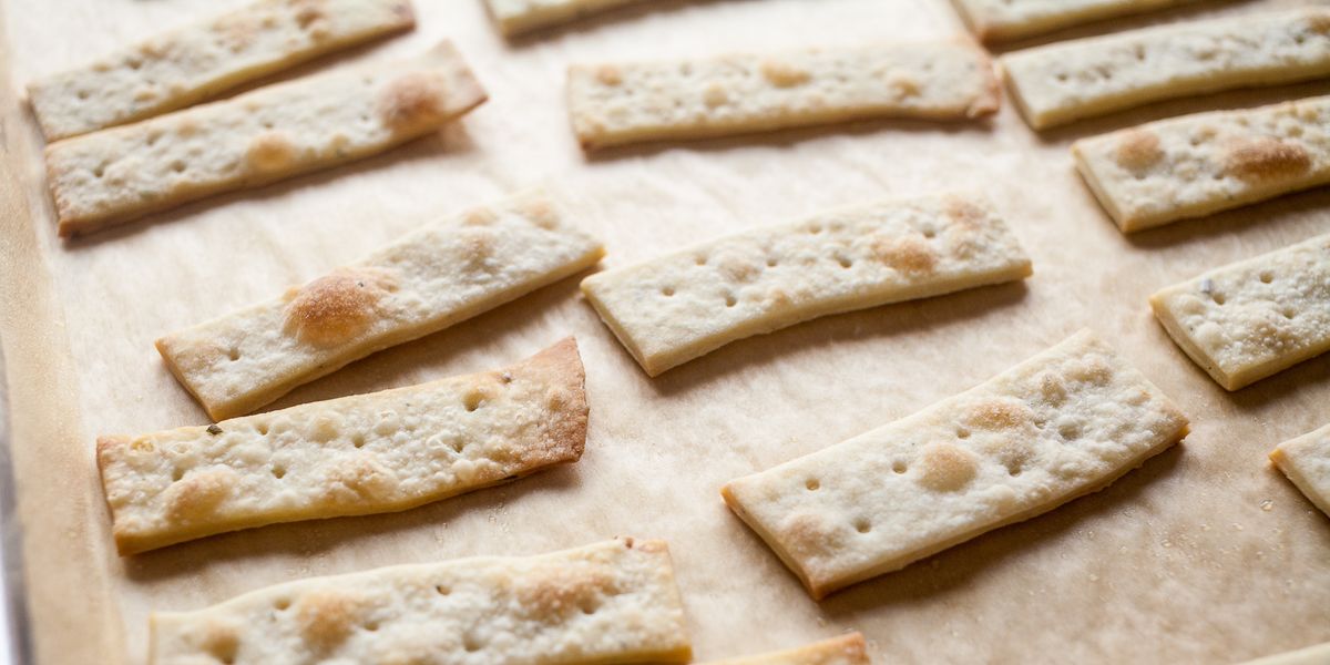 How do you keep homemade crackers crispy?