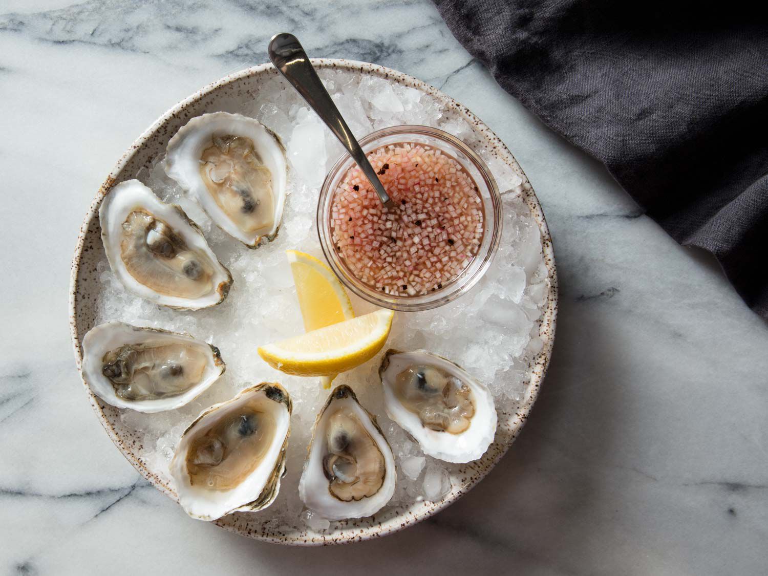 How do you keep raw oysters fresh?