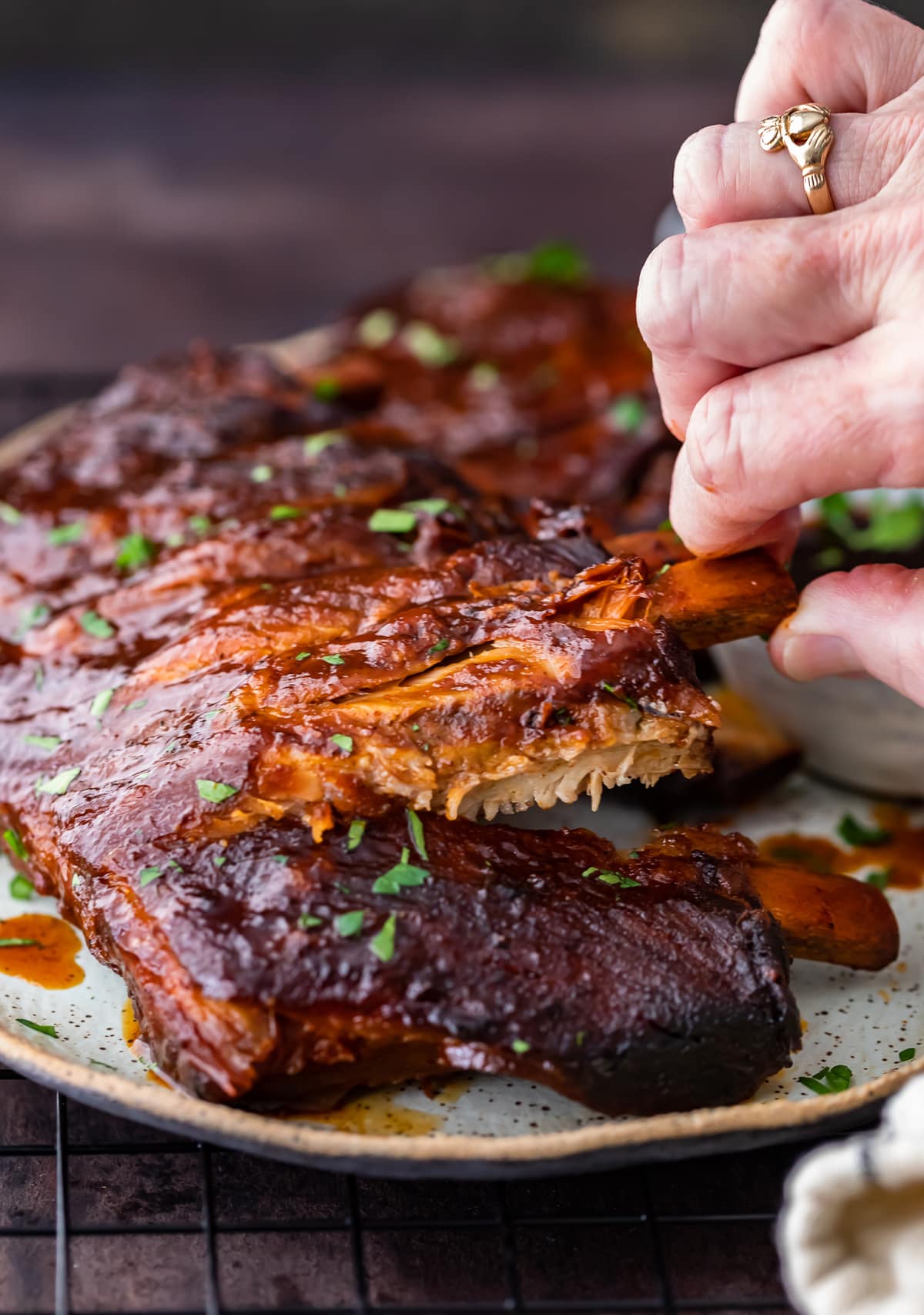 How do you keep ribs moist in a slow cooker?