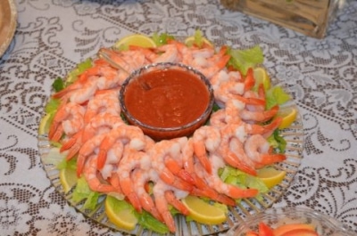 How do you keep shrimp cold on a buffet plate?