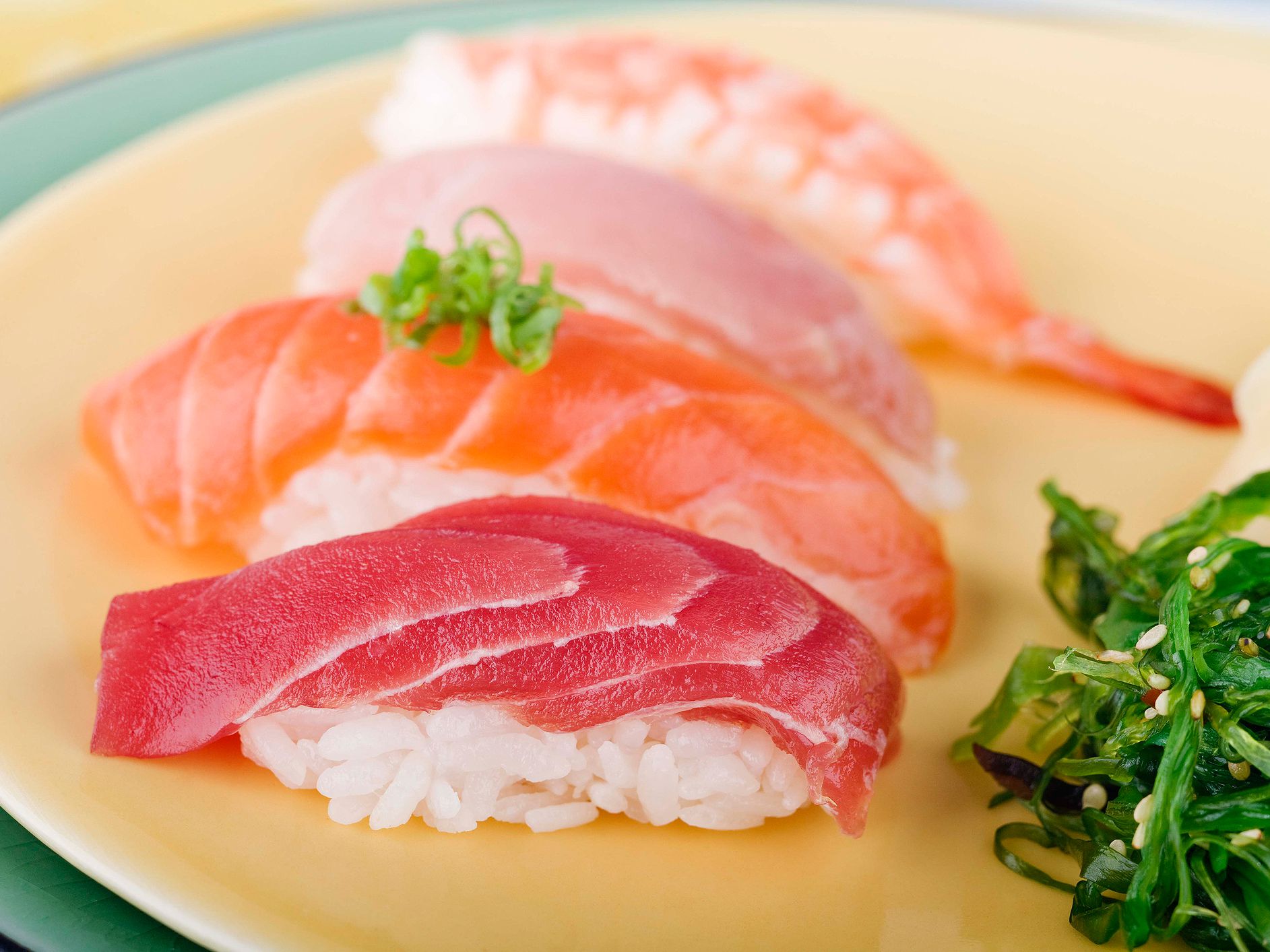 How do you keep sushi fish fresh?