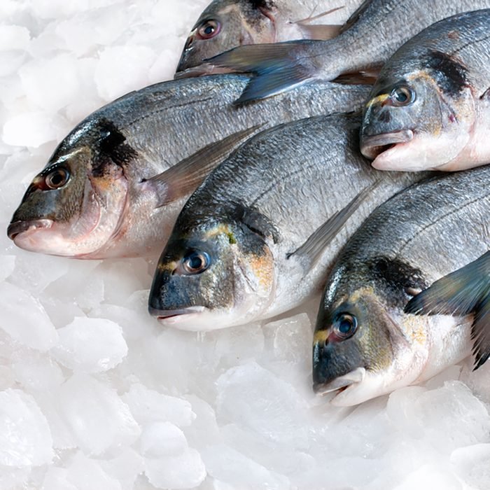 How do you know if fish is fresh in a restaurant?