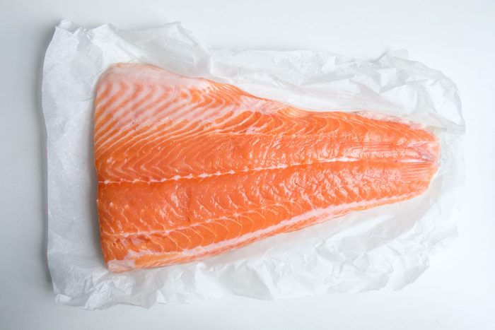 How do you know if salmon is spoiled?