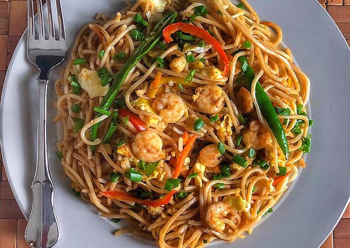How do you make chilli prawn noodles?