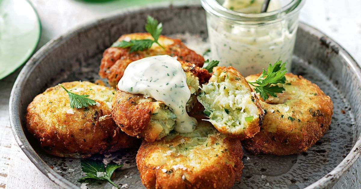 How do you make crab cakes with dill mayonnaise?